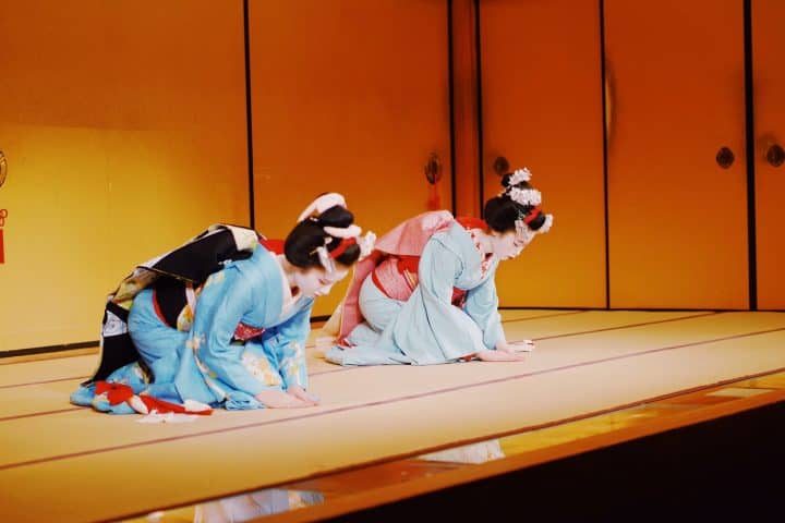 Why Do Japanese People Bow? - A Day Of Zen