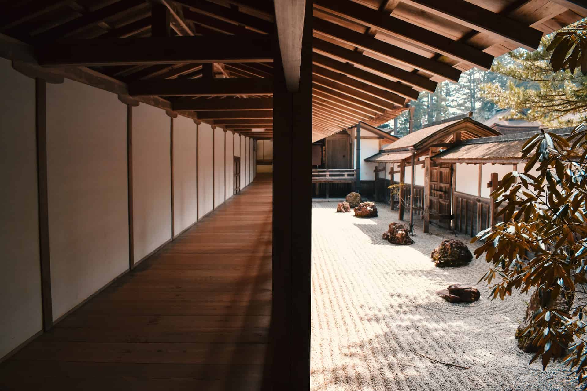Why are Japanese roofs curved? - A Day Of Zen